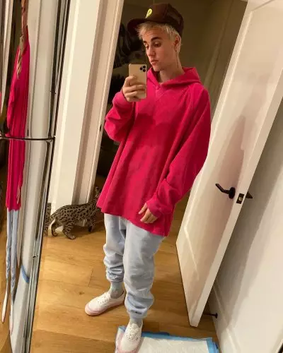 Justin Bieber bär en rosa outfit