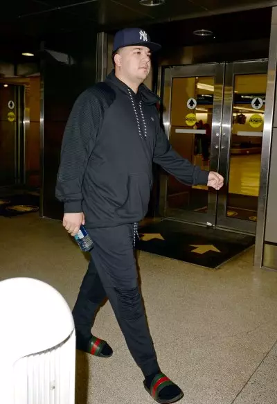 Rob Kardashian draagt een zwarte outfit