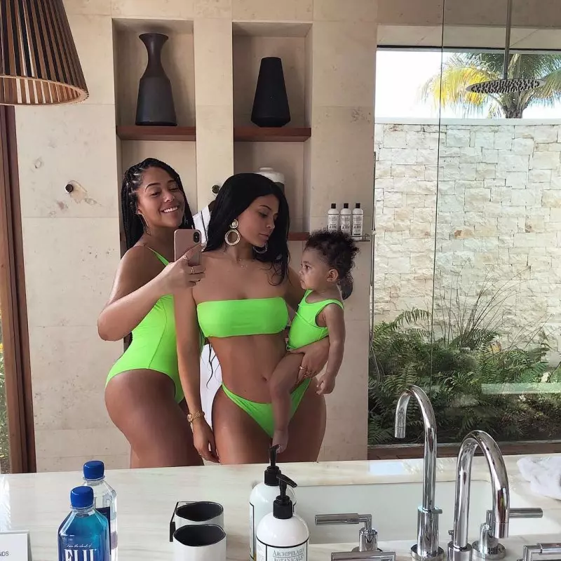 Jordyn Woods သည် Kylie Jenner နှင့် Stormi တို့နှင့်အတူ အစိမ်းရောင် ရေချိုးဝတ်စုံကို ၀တ်ဆင်ထားသည်။