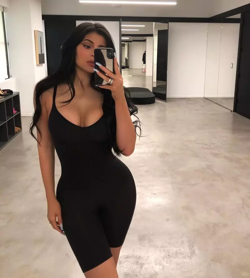 Kylie Jenner သည် Mirror Selfie ရိုက်နေသည်။