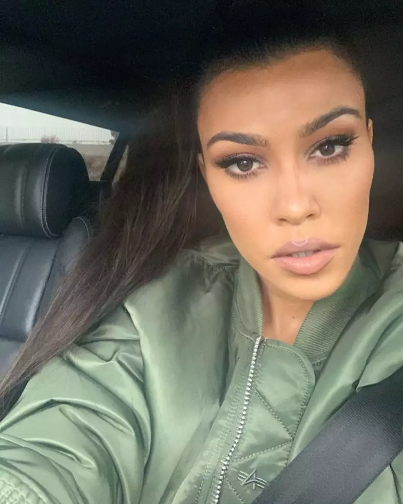 Kourtney Kardashian dėvi žalią striukę