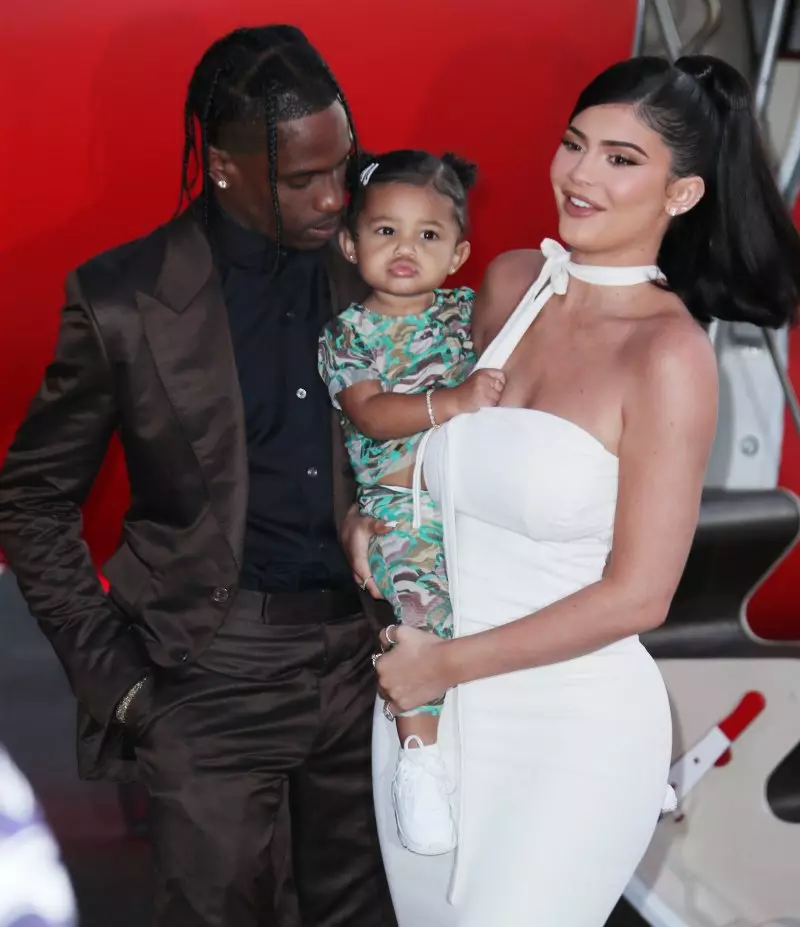 Kylie Jenner ពាក់រ៉ូបពណ៌សជាមួយ Travis Scott និង Stormi