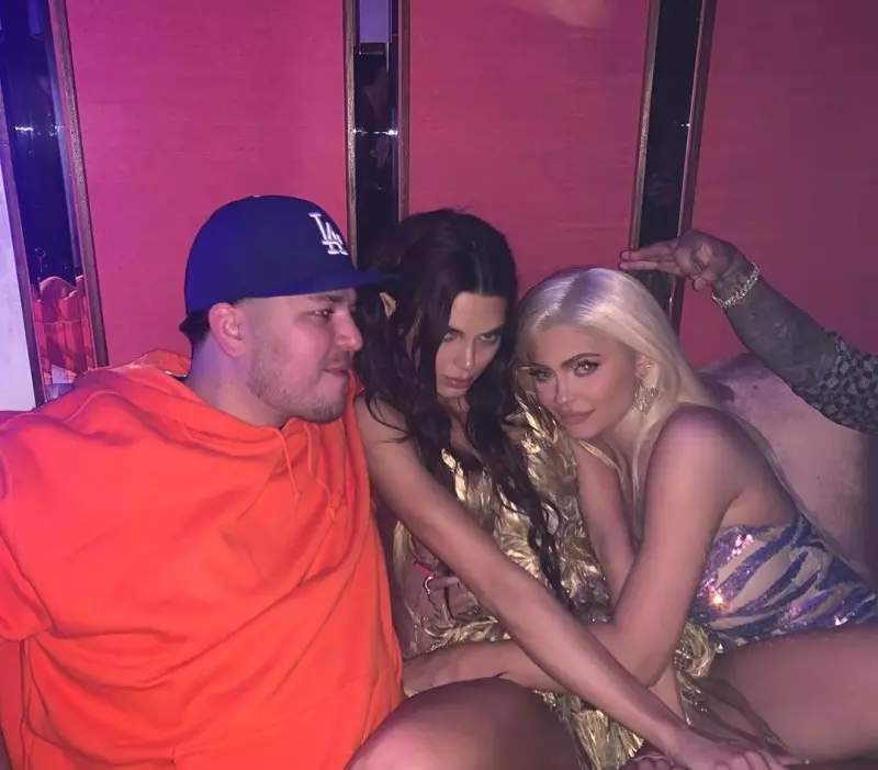 Rob Kardashian သည် Kylie Jenner နှင့် Kendall Jenner တို့နှင့်အတူ လိမ္မော်ရောင်အင်္ကျီကို ၀တ်ဆင်ထားသည်။