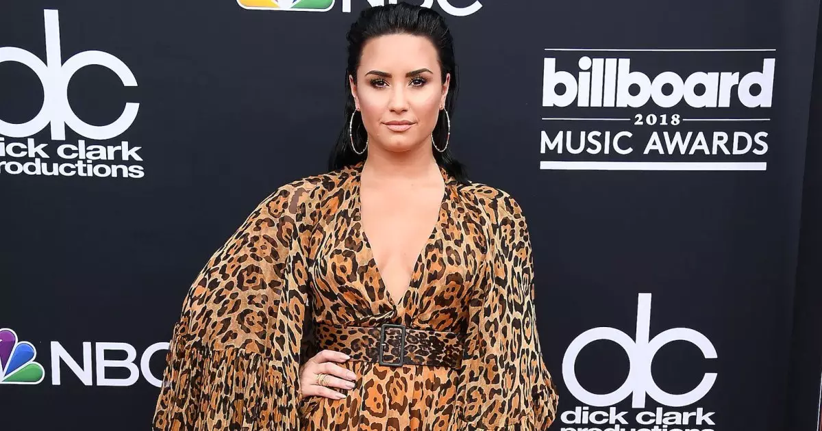 Demi Lovato pren un cóctel a la festa d'aniversari d'un amic: "Està decidida a portar una vida de sobrietat"