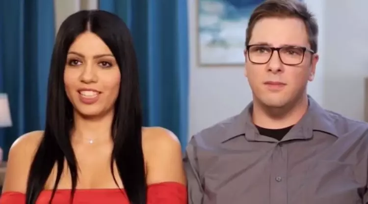 Star Colt '90 Day Fiancé' Ngajokake Pegatan Saka Larissa Sawise Ditangkep