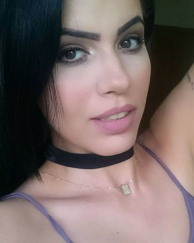 90 Hnub Fiance Star Larissa lees tias nws xav tau kev pab nyiaj txiag tom qab Colt sib nrauj