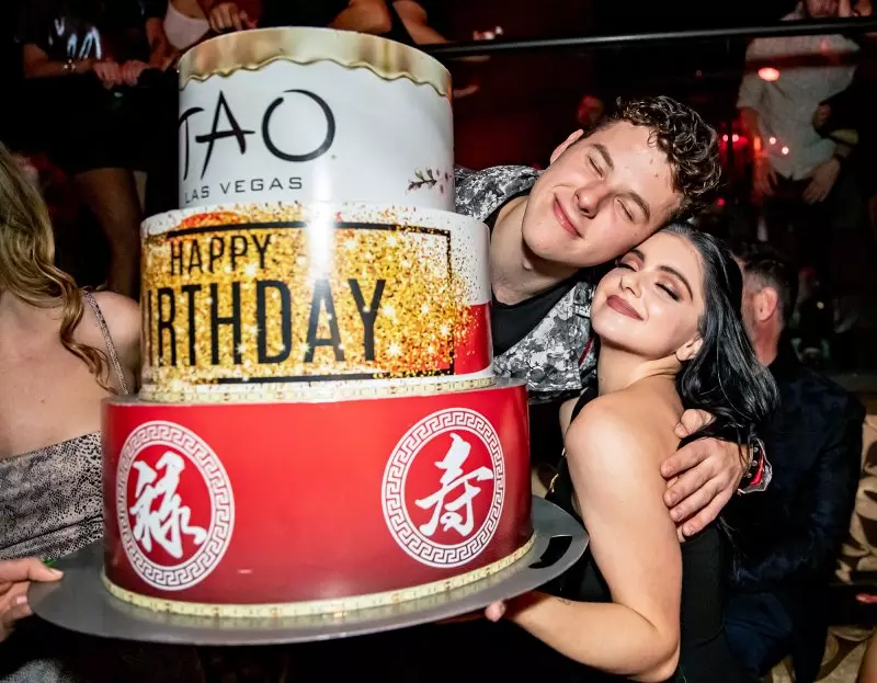 Die moderne Familie Ariel Winter feiert den 21. Geburtstag von Costar Nolan Gould TAO