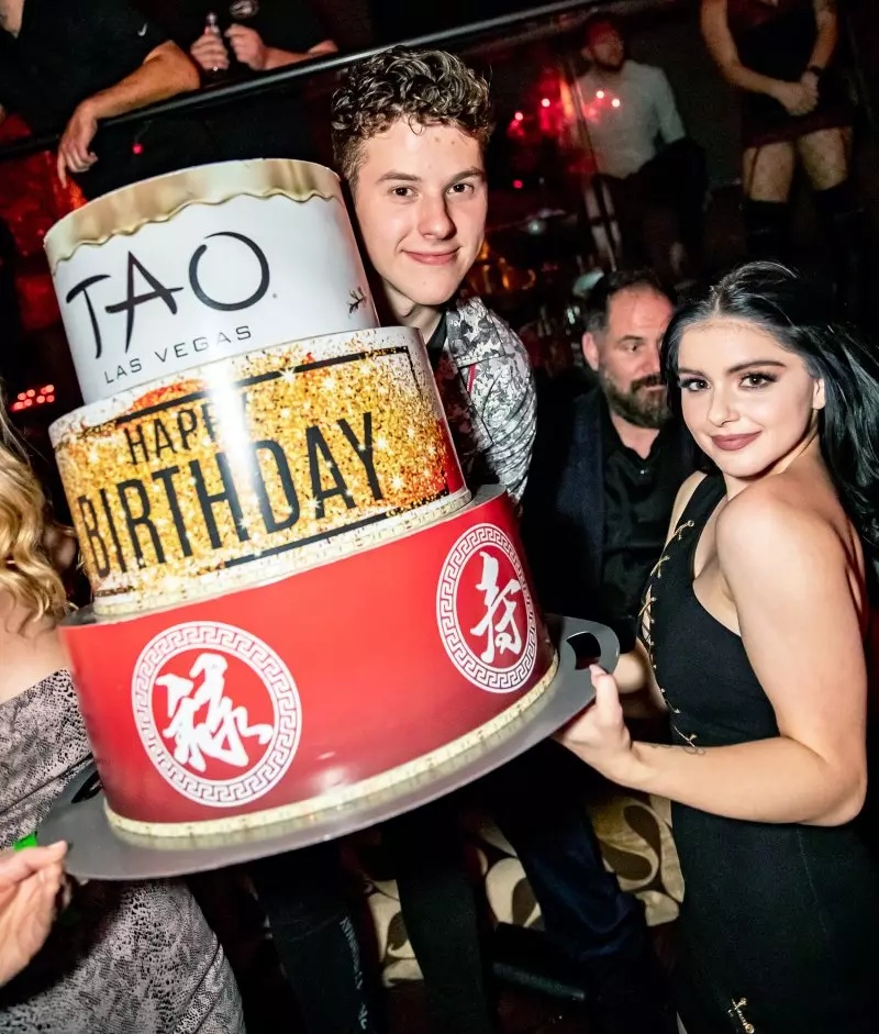 Die moderne Familie Ariel Winter feiert den 21. Geburtstag von Costar Nolan Gould TAO