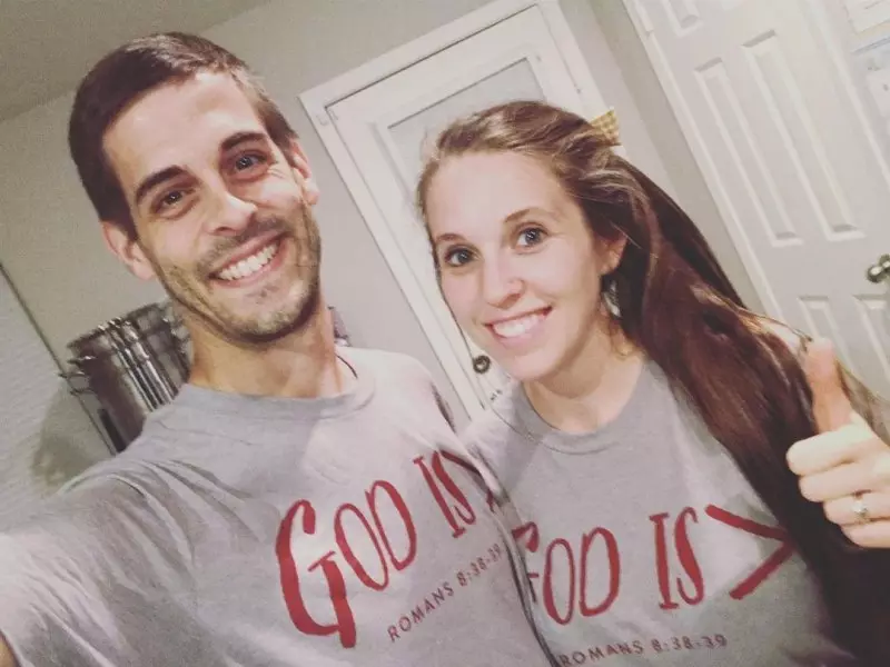 Jill Duggar trägt ein sexy Kleid zu Derick Dillards Abschlussfeier