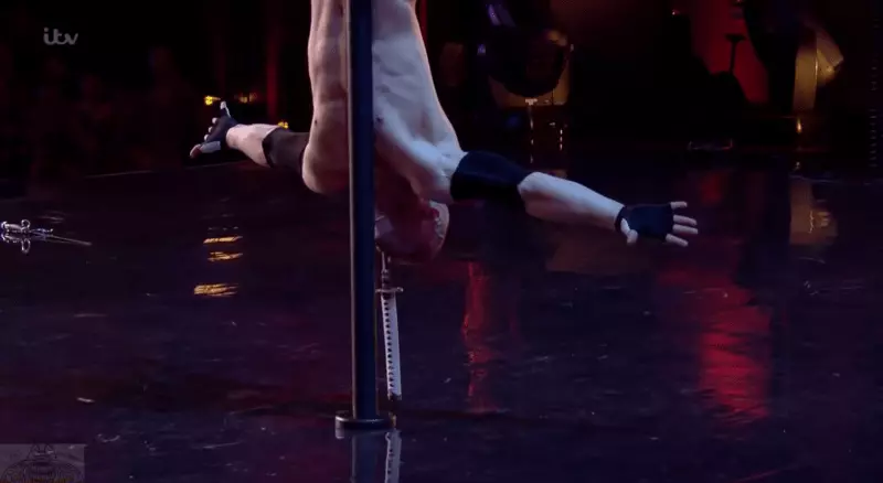 Sword-Swallower Ալեքս Մագալան կատարում է Britain's Got Talent-ը: