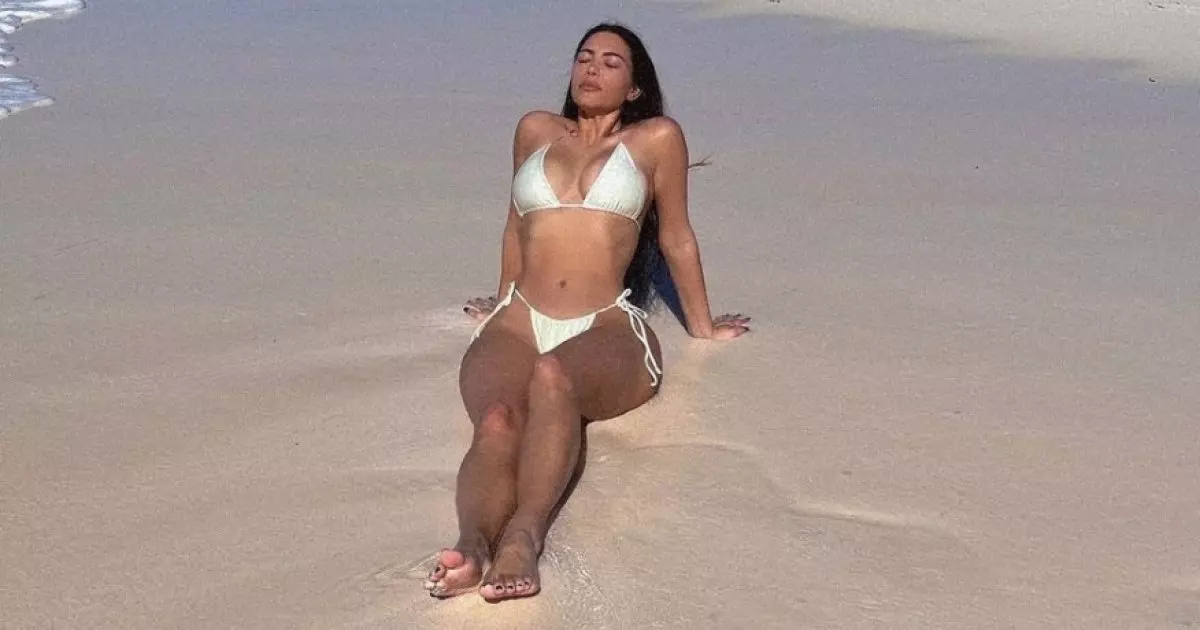 Busta! Féach Teip Eagarthóireachta Grianghraf Epic Bikini Kim Kardashian