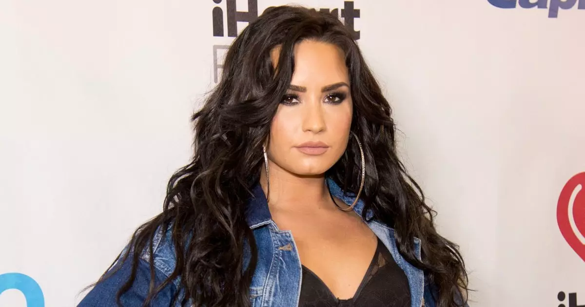 Demi Lovato Bi weşandina Wêneya Bikini ya Neediterkirî 'Standardên Bedewiyê' Dikeve: 'Li vir ez im, Raw, Rastî'