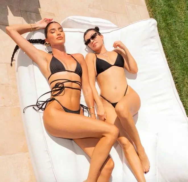 Foto Bikini kacha ewu ewu nke Kourtney Kardashian n'etiti Travis Barker Romance