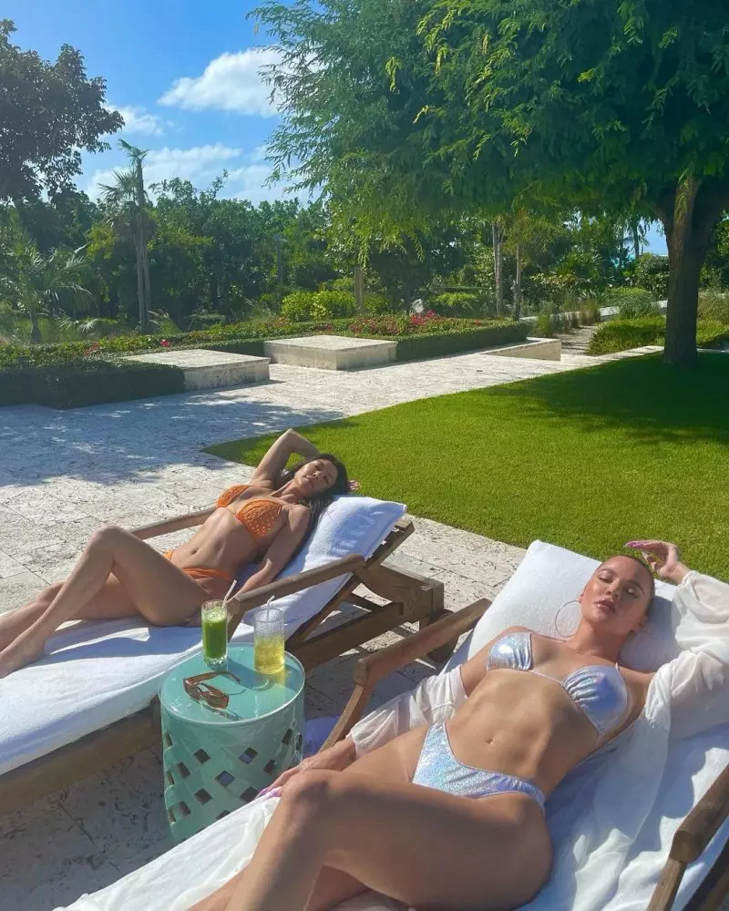 Foto Bikini kacha ewu ewu nke Kourtney Kardashian n'etiti Travis Barker Romance