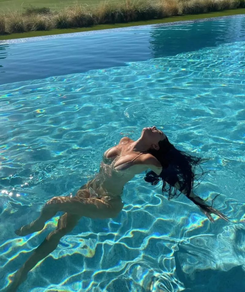 Kourtney Kardashian kub tshaj plaws Bikini Pics Amid Travis Barker Romance