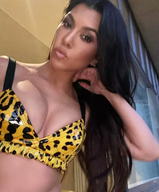 Kourtney Kardashian'ın Travis Barker Romance Ortasında En Ateşli Bikini Fotoğrafları1