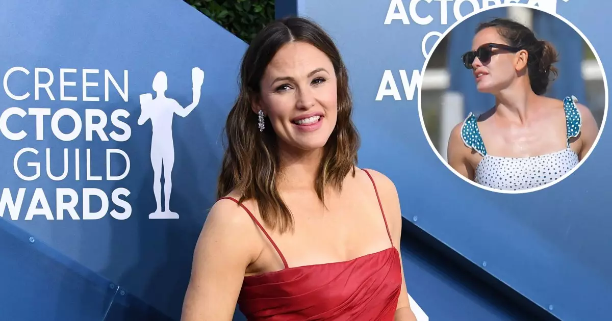 Mami cho! Jennifer Garner montre kò plaj la pandan jounen an nan solèy la