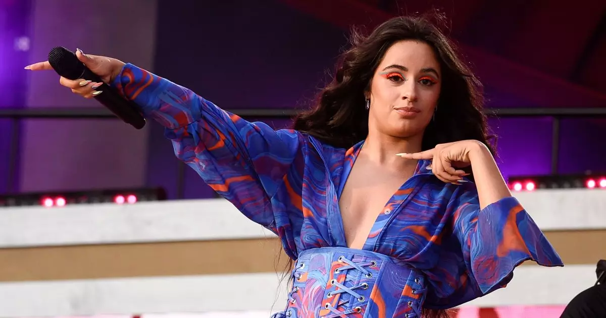 Camila Cabello kaip profesionalas tiesioginėje televizijoje tvarko epišką drabužių spintos gedimą