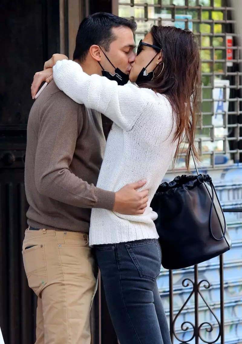 Katie Holmes และ Emilio Kissing