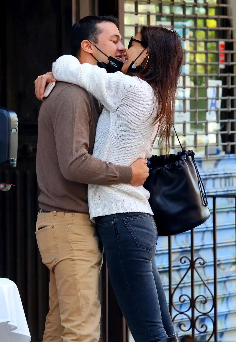 Katie Holmes dhe Emilio Kissing