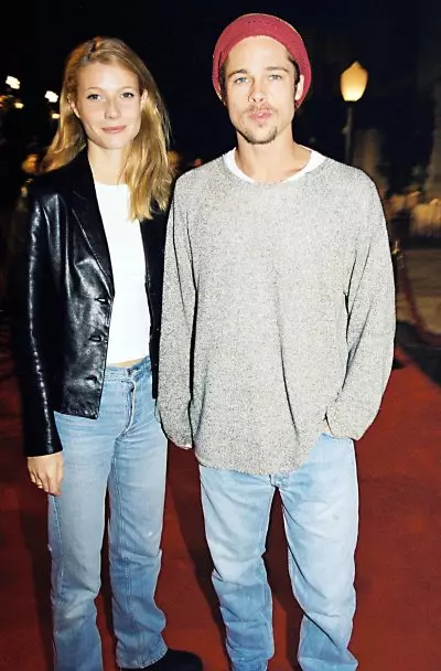 Gwyneth Paltrow Yiri jaket ojii na Jeans ya na Brad Pitt na Sweater na Jeans.