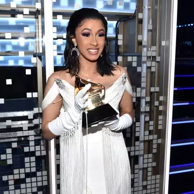 Cardi B ntawm Grammys hnav tiab dawb