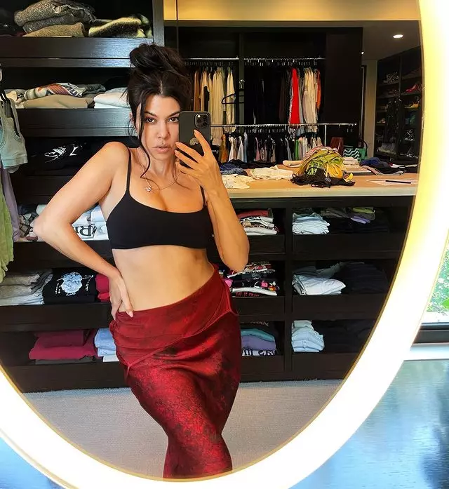 Kourtney Kardashian Inzu Yurugendo Amafoto