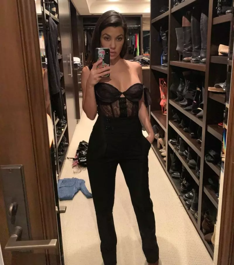 Ndani ya Nyumba ya California ya Kourtney Kardashian's Multimillion-Dollar - Chumba cha kulala, Nyuma na Mengineyo!