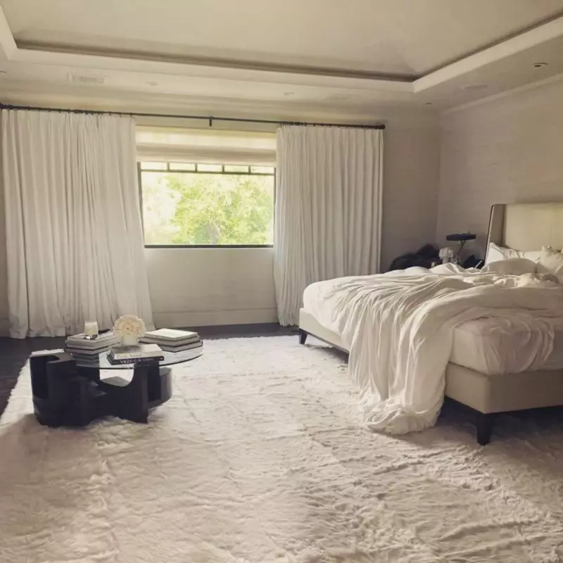 Di Dalam Rumah California Berjuta-Dollar Kourtney Kardashian — Bilik Tidur, Halaman Belakang dan Banyak Lagi!