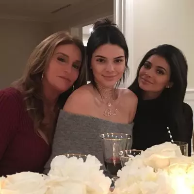 Kendall Jenner, Kylie Jenner og Caitlyn Jenner smiler alle for et bilde