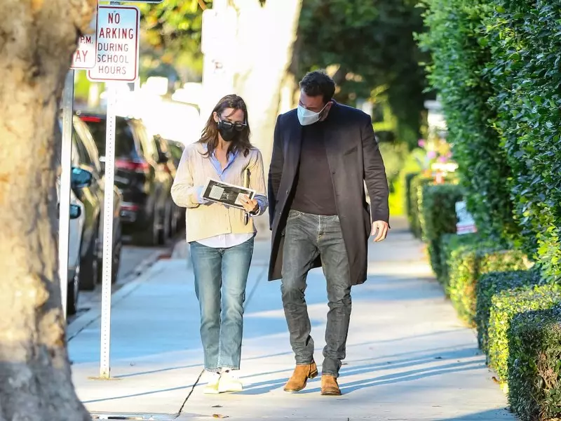 Ben Affleck, Jennifer Garner Berbicara dengan Muram di Sekolah: Foto 5