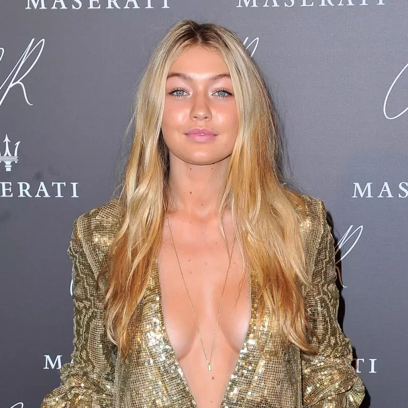 gigi-hadid-dekolte-javë e modës në Paris