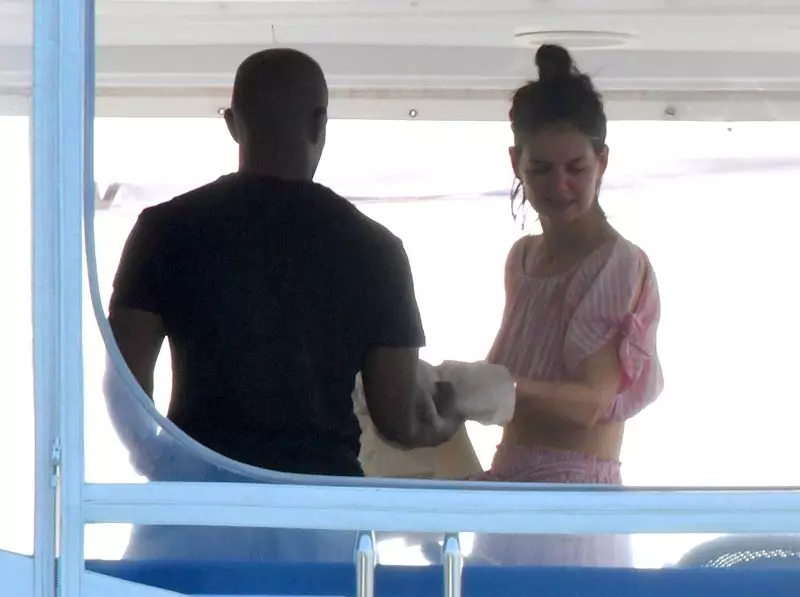 atie Holmes dan pacar Jamie Foxx berciuman saat menghabiskan akhir pekan Tahun Baru bersama di kapal pesiar pribadi di Miami seo: Katie Holmes dan Jamie Foxx Berciuman Di Kapal Pesiar Di Miami