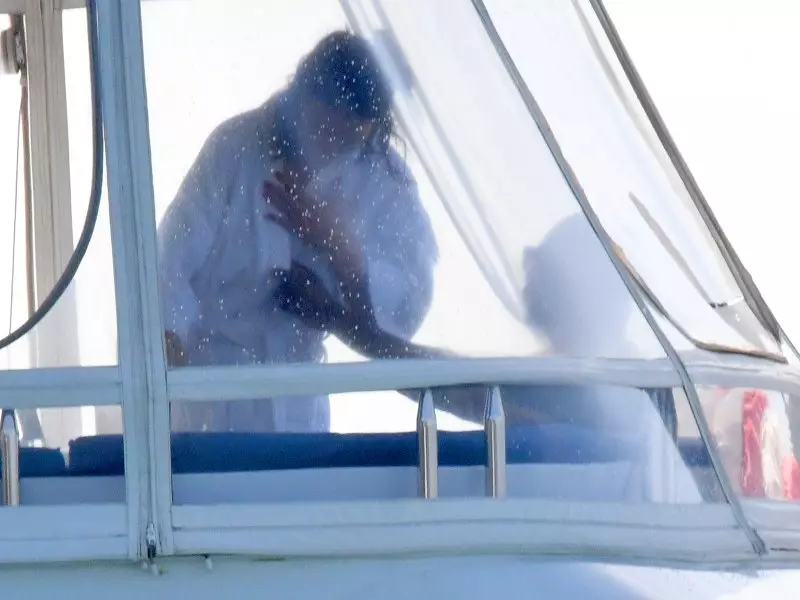 atie Holmes e il fidanzato Jamie Foxx si baciano mentre trascorrono il fine settimana di Capodanno insieme su uno yacht privato a Miami seo: Katie Holmes e Jamie Foxx Kiss On Yacht In Miami