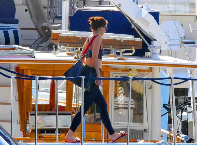 atie Holmes e il fidanzato Jamie Foxx si baciano mentre trascorrono il fine settimana di Capodanno insieme su uno yacht privato a Miami seo: Katie Holmes e Jamie Foxx Kiss On Yacht In Miami