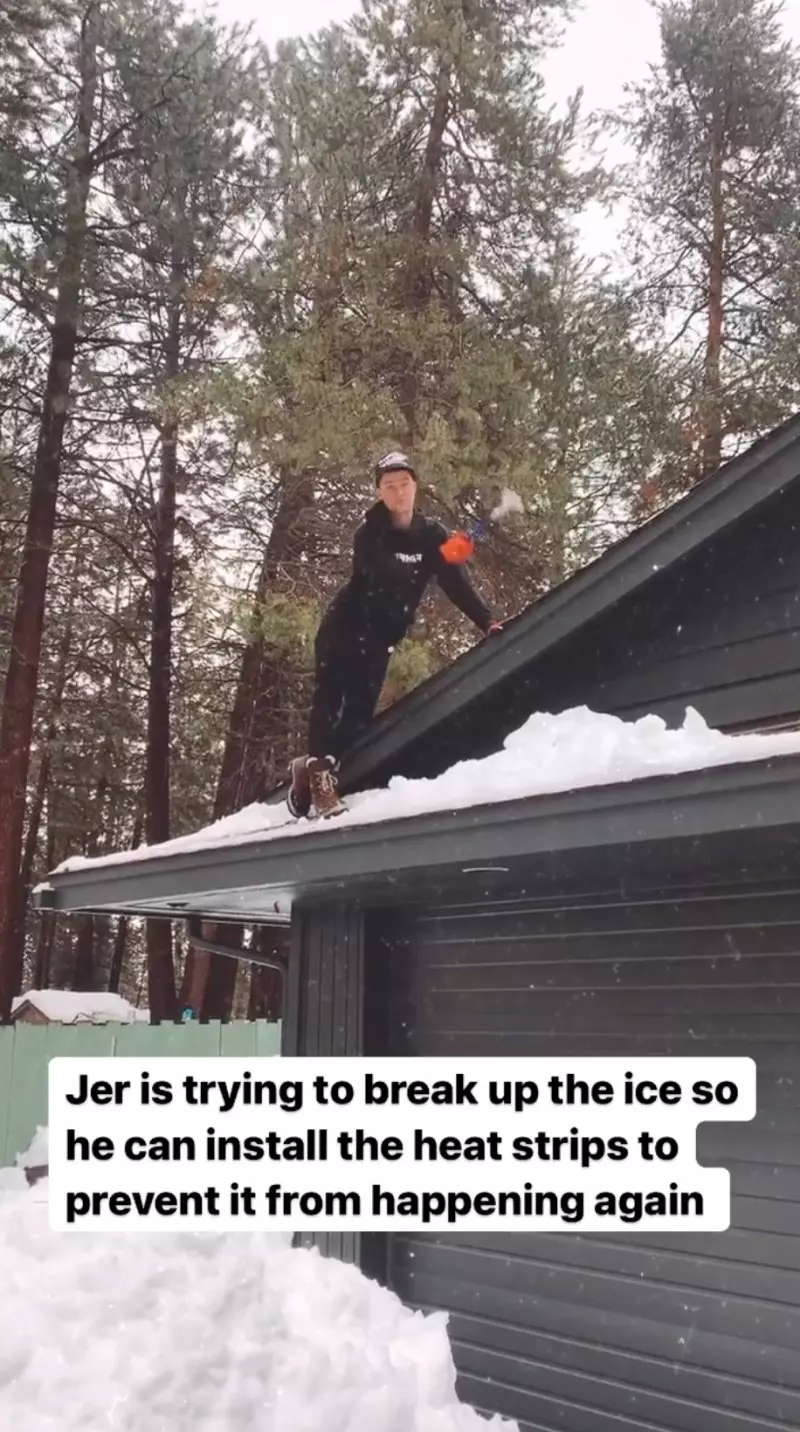 Jeremy Roloff na střeše prázdninového domu