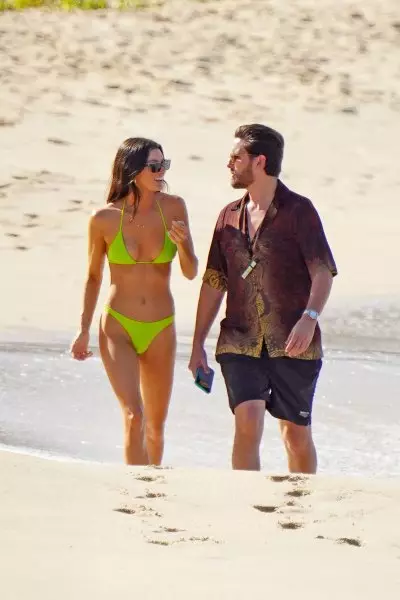Scott Disick dan Bella Banos terlihat berjalan-jalan di salah satu pantai selama musim liburan di St-Barts
