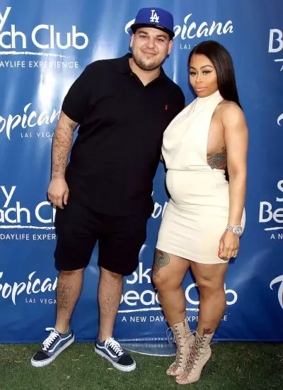 O Khutlile! Rob Kardashian o Etsa Ponahalo e sa tloaelehang ea Phatlalatso ho Morali'abo rōna Kendall Jenner oa B-day Party