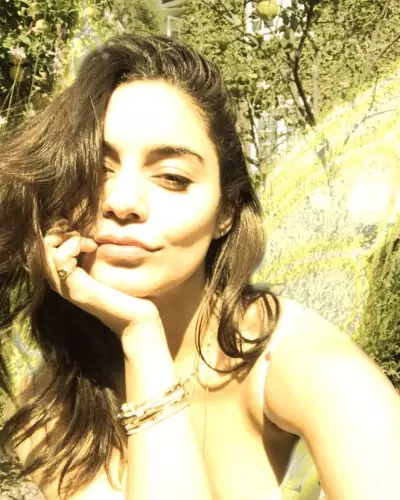 selfie sombría de vanessa hudgens