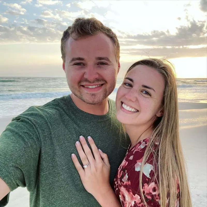 Jed Duggar fẹnuko Iyawo Katey Nakatsu Post-Igbeyawo ni Sexy Pic