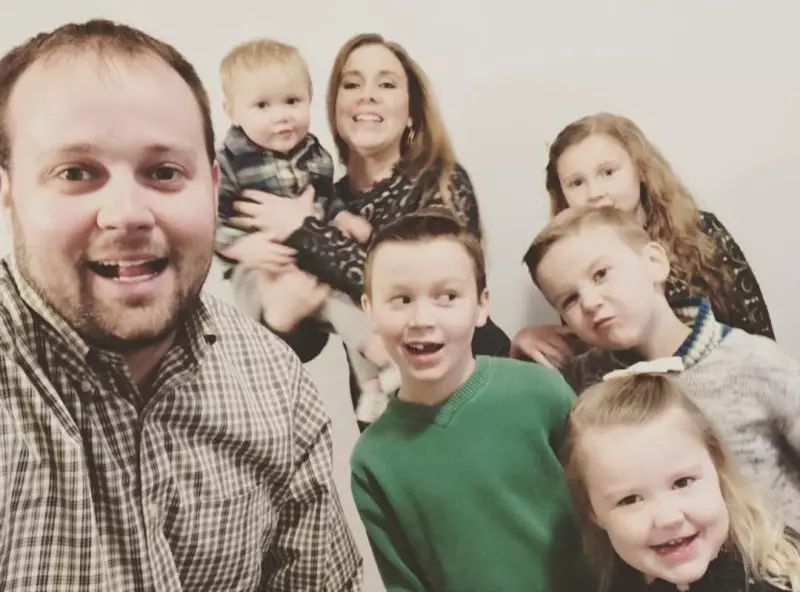 Josh og Anna Duggar med barna sine