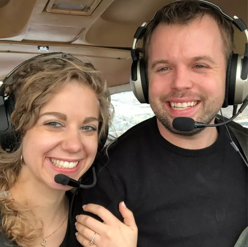 John David Duggar a Abbie Grace Burnett usmievajúci sa vo svojom lietadle