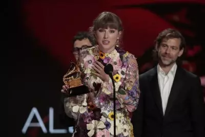 Taylor Swift กลับมาพบกับอดีต Harry Styles อีกครั้งในวิดีโอเบื้องหลังงาน Grammys ปี 2021