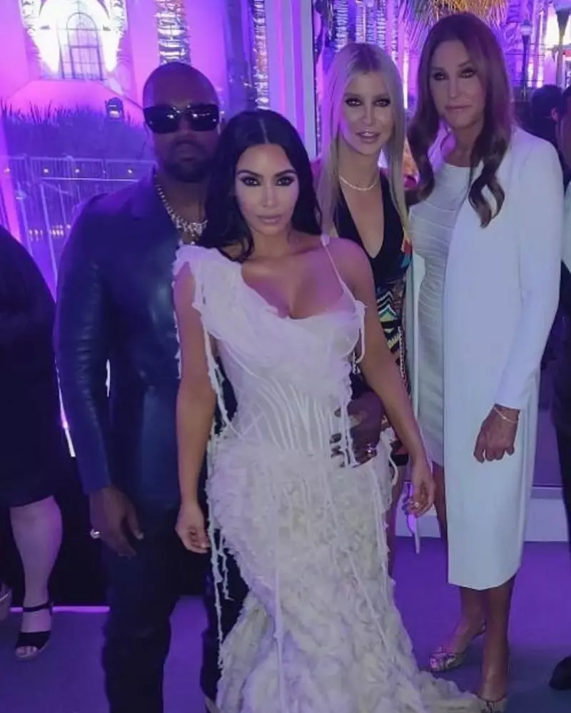 Kim Kardashian 和 Kanye West 在奧斯卡派對上與 Caitlyn Jenner 和 Sophia Hutchins “閒逛”