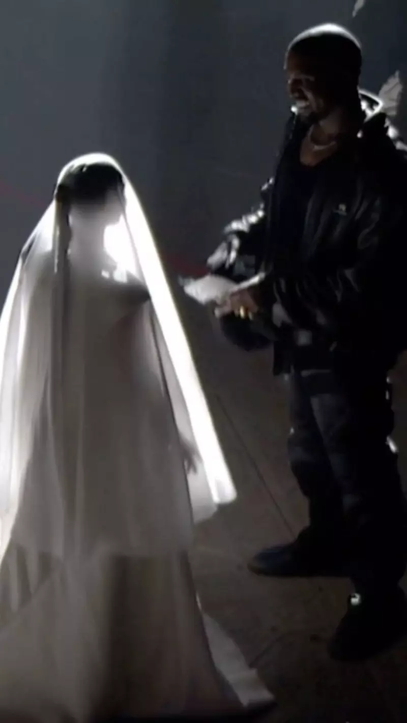 Kim Kardashian bærer brudekjole til Kanye Wests «Donda»-arrangement