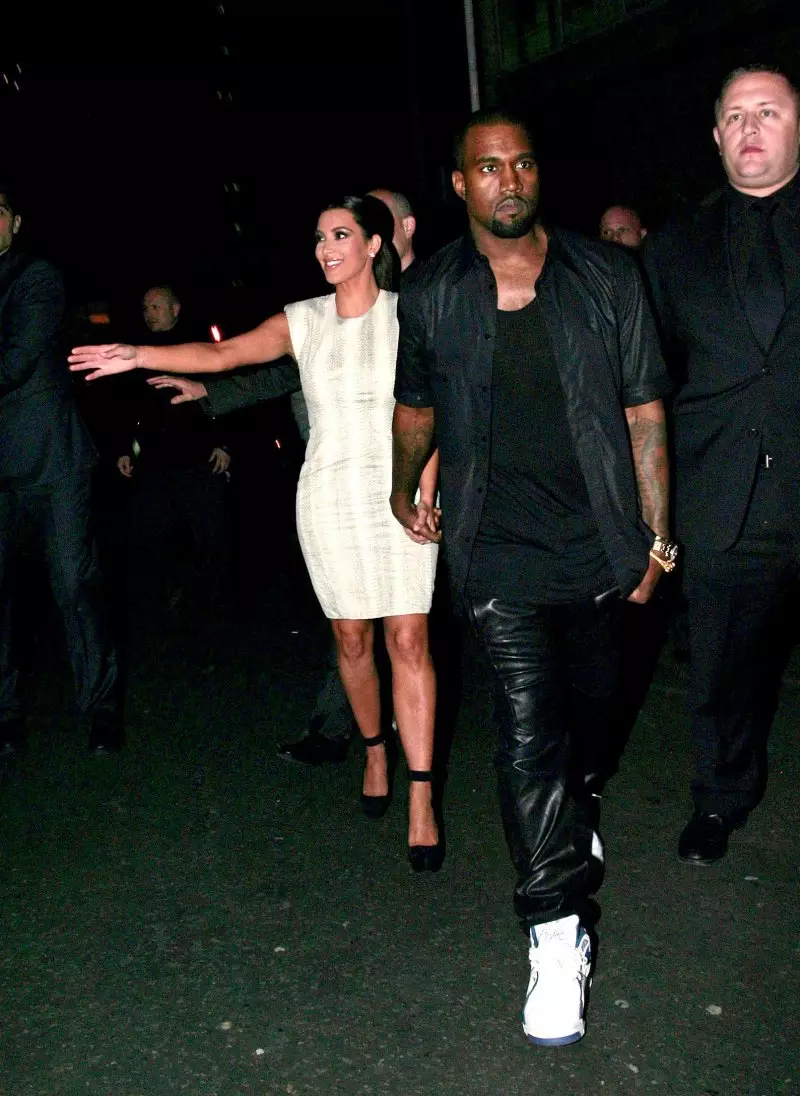 Kanye West Kim-i yzarlaýar