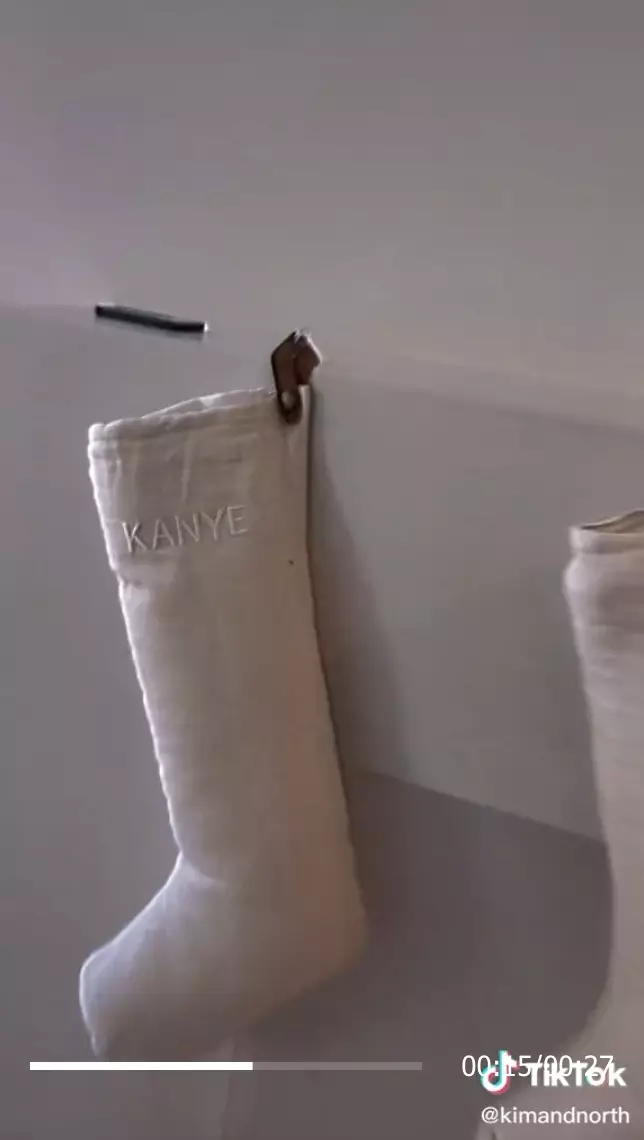 Kim Kanye'ye Çorap Veriyor