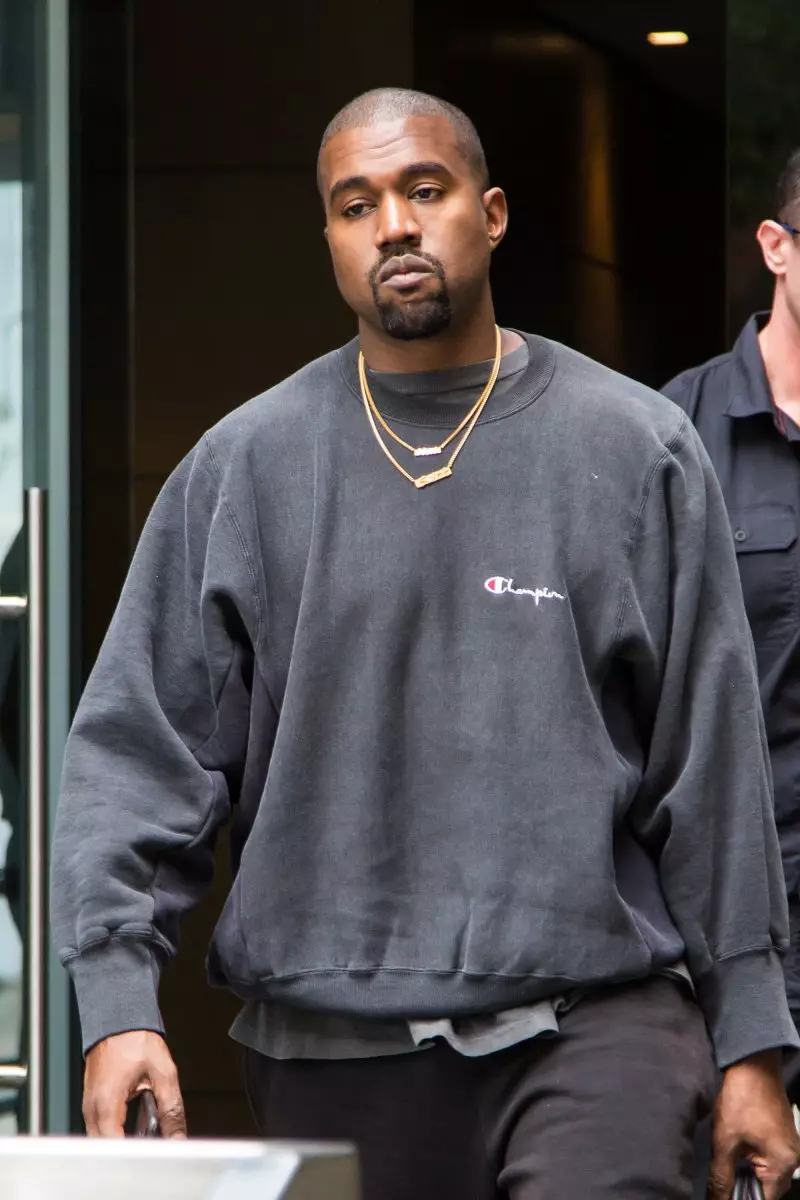 Kanye West, Kim'in SNL Skitini Oynuyor