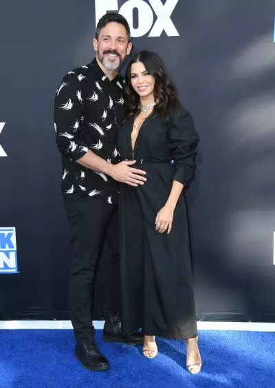 Steve Kazee poserer med en gravid Jenna Dewan