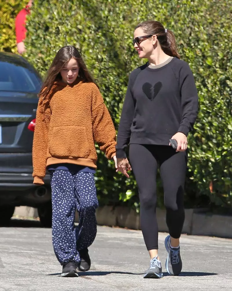 Jennifer Garner và Seraphina Affleck nắm tay nhau đi dạo ở Brentwood